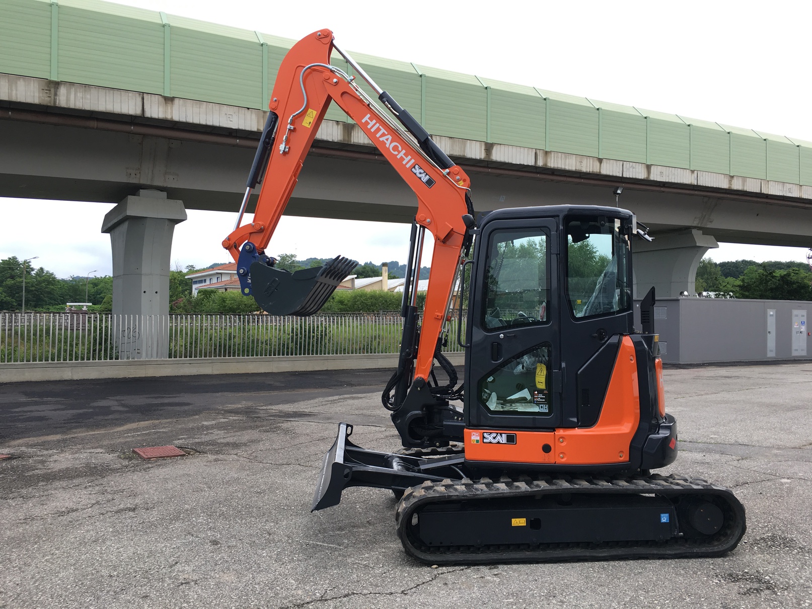ESCAVATORE HITACHI 55U-5A - Impresa Defabiani
